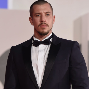 Beau Knapp – Wife, Children, Parents, Siblings, Girlfriend, Net Worth ...